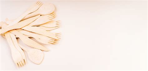 환경 친화적 인 나무 칼 붙이플라스틱 무료 개념 일회용 나무 칼 붙이 에코 개념 배너 환경 친화적 인 일회용 주방 용품 나무 포크 숟가락 제로 폐기물 공간을 복사합니다 0