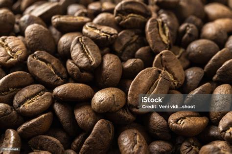 중간 볶은 커피 원두 배경 가벼운 로스트의 유기농 커피 곡물의 매크로 질감 커피 작물 및 카페인 음료 개념을위한 추상적 인