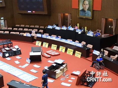 香港中評網：中評現場：藍委硬起來續佔“立院”主席台