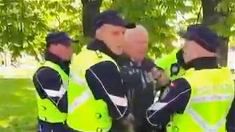 Телеканал 360 и Онуфриенко Пятеро латышских полицейских под руки увели пенсионер который
