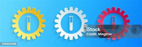 파란색 배경에 격리 된 용지 절단 기어 및 테스트 튜브 아이콘 코그휠 과 플라스크 기호 실험 실험실 유리 화학 연구 기호 종이