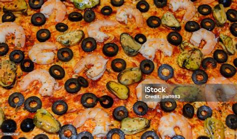 토마토 소스에 새우 홍합 올리브가 있는 커다란 직사각형 피자 배경 그릇에 대한 스톡 사진 및 기타 이미지 그릇 꼭대기 닫은 Istock