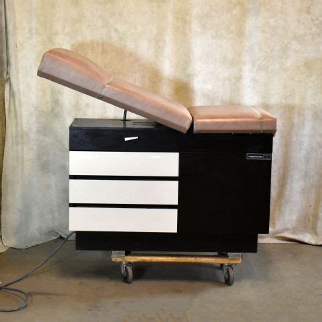 Midmark 100 Manual Exam Table