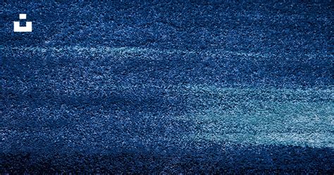 흰색 줄무늬가 있는 진한 파란색 영역 사진 Unsplash의 무료 파랑 이미지