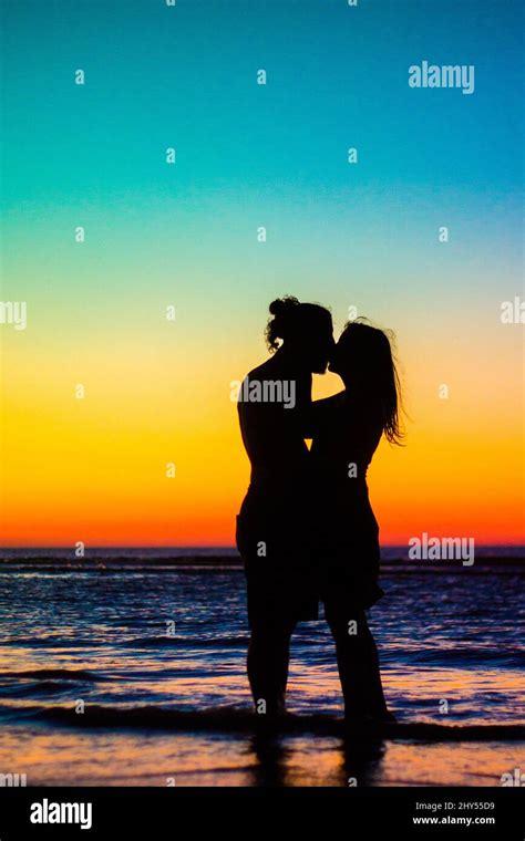 Romantic Pictures Of People Kissing At Sundown