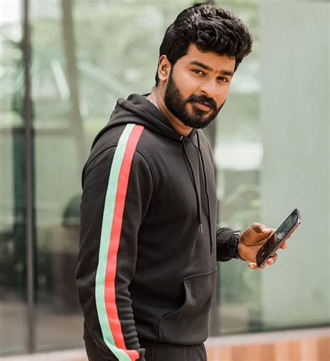 உதவி இயக்குனரின் கன்னத்தில் பளாரென அறைந்தாரா பிரபல சீரியல் ஹீரோ பாதியில் நிறுத்தப்பட்ட