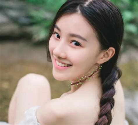 氧气美女王鹤润楚楚动人