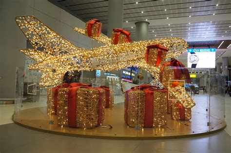 국제 공항 이스탄불 Havalimani Ist 새해와 크리스마스 장식 화환 작은 건축 양식 다양한 색상의 전구가 축제 분위기를 연출합니다 12월에 대한 스톡 사진 및 기타