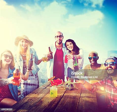 다양한 사람들이 프렌즈 매달기 주시나요 술마시기 컨셉입니다 과일에 대한 스톡 사진 및 기타 이미지 과일 남자 낮 Istock