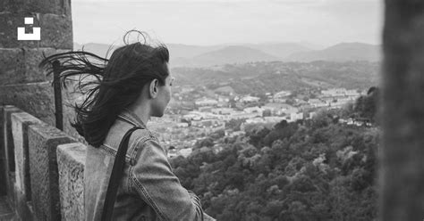 도시를 바라보고 있는 데님 재킷을 입은 여자의 회색조 사진 사진 Unsplash의 무료 산 세바스티안 이미지