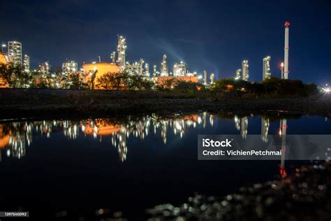 일몰에 많은 저장 탱크와 파이프 라인을 가진 정유 공장 화학 공장 및 발전소 0명에 대한 스톡 사진 및 기타 이미지 0명