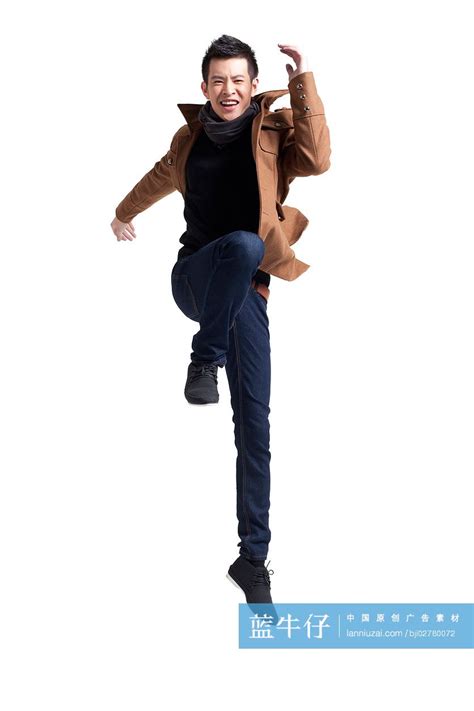 时尚青年男子跳跃 蓝牛仔影像 中国原创广告影像素材