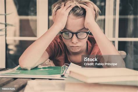 학교 책과 신문야외에 앉아 집에서 숙제를하고 피곤 한 학생 무거운 연구로 인해 지친 소년 긴 작업 후 카피 북에 잠들어 아이 청소년 교육 및 피로 개념 걱정하는에 대한 스톡