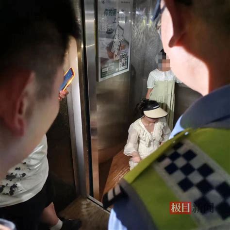 两个孩子和妈妈被困电梯里，民警迅速将他们安全救出人员维修救援