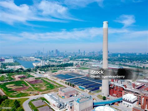 현대 도시 폐수 처리 공장 정수 장 오염 된 물에서 화학 물질 고체 및 가스를 제거하는 자동 공정 야외에서 물 청소 시설 캐나다 공중 보기 0명에 대한 스톡 사진 및 기타