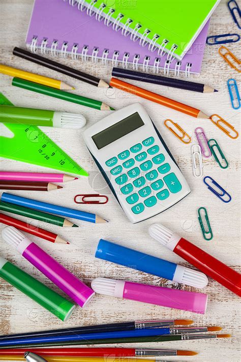 学校的物品放在木桌上。