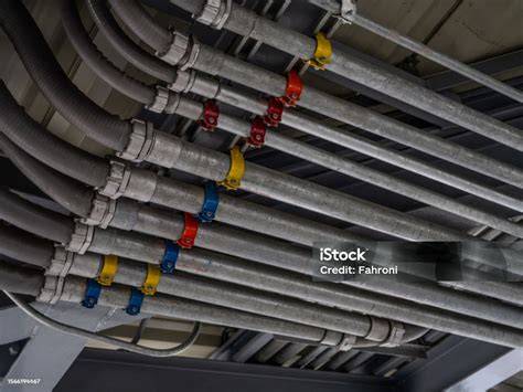 건물 천장에 설치된 전기 케이블의 전기 도관 시스템 및 튜브 산업 인프라 효율적인 전기 배선 설치 및 관리 배선 및 도관 시스템 0명에 대한 스톡 사진 및 기타 이미지