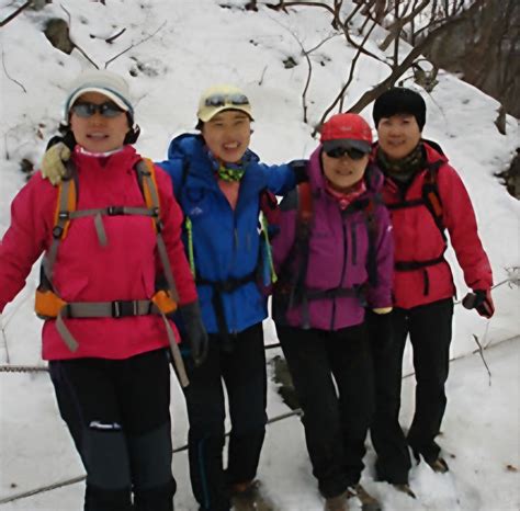 명순 외롭지 않게 늙어가자 우리 앞에 남은세월은 얼마나 될까 푸른 잎도 언젠가는 낙엽이되고 예쁜 꽃도 언젠가는 떨어지지요 이세상에 영원한 것은 없습니다