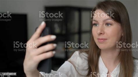 젊은 여성 블로거는 비디오를 촬영하고 카메라에 말한다 화상 통화 컨퍼런스 Brand Name Smart Phone에 대한 스톡 사진 및 기타 이미지 Brand Name