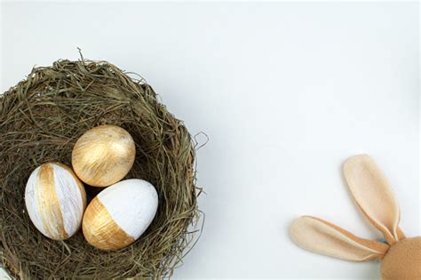 행복 한 부활절 흰색 테이블에 그려진 계란과 탑 뷰 둥지 텍스트의 공간을 복사 합니다 0명에 대한 스톡 사진 및 기타 이미지 0명 4월 개체 그룹 Istock