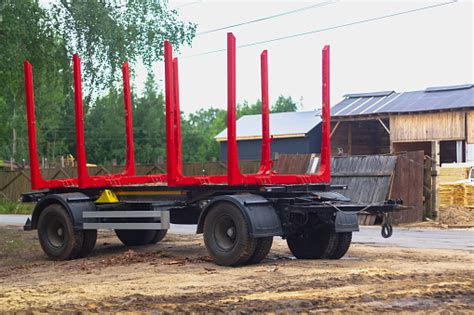 빨간 패스너와 거대한 바퀴로 로그와 판자를 운반하기위한 트레일러 목재 재료에 대한 스톡 사진 및 기타 이미지 목재 재료 수송 재목 저장소 Istock