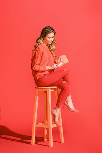 우아한 젊은 여자 생일 선물을 들고 생활 산호에 대변에 앉아 그림자에 대한 스톡 사진 및 기타 이미지 그림자 금발 머리 백인종 Istock