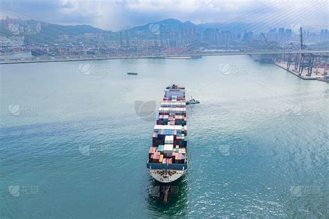 鸟瞰图集装箱货船在进出口和商业物流