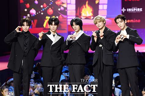 투모로우바이투게더 성탄절 손하트 [포토] 포토 기사 더팩트