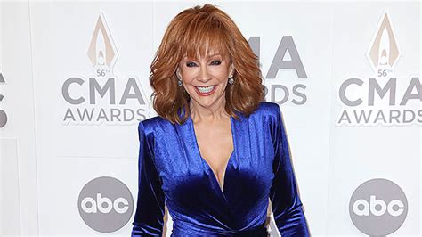 Reba Mcentire At Cma Awards 2022 Stuns In Blue Velvet Dress