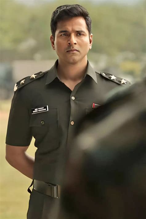 అమరన్ని సత్కరించిన ఆర్మీ అధికారులు ఫొటోలు Amaran Actor Sivakarthikeyan Felicitated By Army
