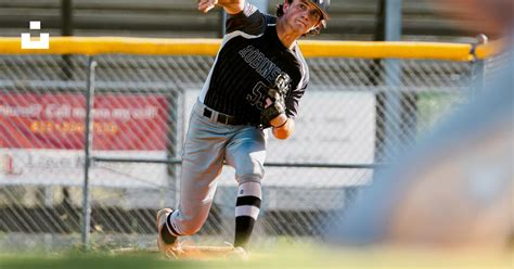 야구 선수가 다른 선수에게 공을 던지는 모습 사진 Unsplash의 무료 스포츠 이미지
