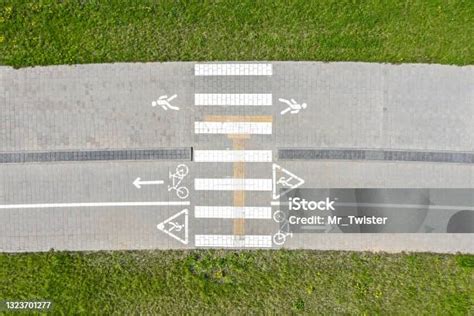 녹색 잔디 사이 자전거 차선 포장도로에 표지판 화살 얼룩말이 있는 흰색 도로 표시 공중 상단 보기 드론 시점에 대한 스톡 사진