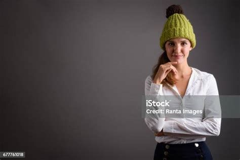 회색 배경 니트 모자를 쓰고 하는 아름 다운 여자의 스튜디오 샷 30 34세에 대한 스톡 사진 및 기타 이미지 30 34세