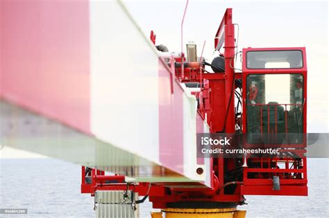 예방 유지 보수 일정 전문가 서비스 유압 시스템 크레인 역의 컨트롤러와 크레인 연산자 또는 기술자 수정 및 서비스 크레인 유지 보수 일상적인 작업에서 크레인 강철에 대한