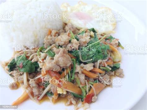 쌀의 태국 스타일 음식을 얹어 볶은 다진된 돼지고기와 튀긴 계란 흰색 배경에 흰색 접시에 바 질 타이 라는 패드 카 프라 오 거리에 대한 스톡 사진 및 기타 이미지 Istock