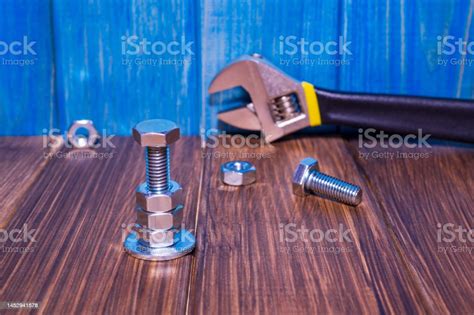 조정 가능한 렌치가 있는 빈티지 나무 배경에 금속 볼트와 너트 0명에 대한 스톡 사진 및 기타 이미지 0명 가까운 강철 Istock