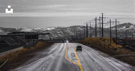 도로에 자동차 사진 Unsplash의 무료 회색 이미지