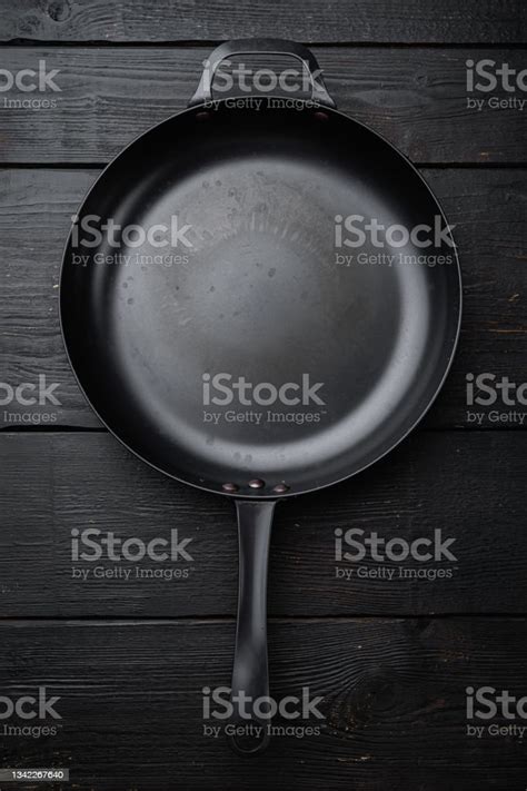 텍스트 또는 음식에 대한 복사 공간이있는 빈티지 주철 프라이팬은 검은 색 나무 테이블 배경에 텍스트 또는 음식을위한 복사 공간이 있습니다 0명에 대한 스톡 사진 및 기타