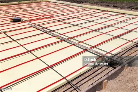 물 열 코일 빛나는 바닥 난방 시스템에 대 한 스티로폼 단열재 설치 0명에 대한 스톡 사진 및 기타 이미지 0명 강철 건설 산업 Istock