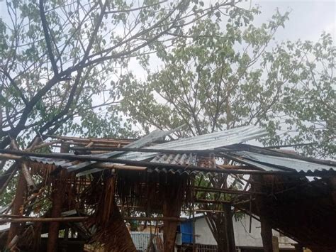 ရွှေတောင်မြို့နယ်တွင် မိုးသည်းထန်စွာရွာသွန်းပြီး လေပြင်းတိုက်ခတ်မှုကြောင့် လူနေအိမ်နှင့် အထည်စက