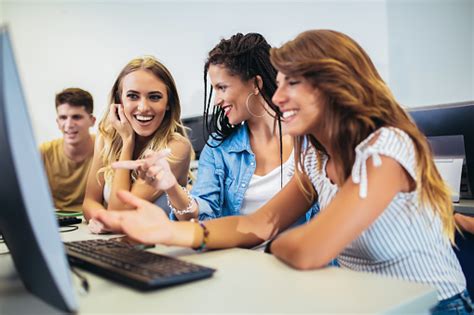 교실에 앉아 있는 대학생이 수업 중에 컴퓨터를 사용한다 고등학교에 대한 스톡 사진 및 기타 이미지 고등학교 공부 교실 Istock