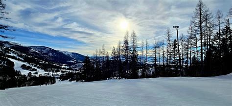 몬태나에있는 산 꼭대기에서 스키 슬로프의 전망 구름 뒤에서 태양이 절정에 이르는 이른 아침 나무 실루엣 복사 공간 0명에 대한 스톡 사진 및 기타 이미지 Istock