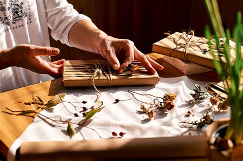 말린 꽃으로 재활용 종이로 포장된 선물을 장식하는 여자 자연스러운 미학 폐기물 제로 플라스틱 무료 트렌디한 수제 선물 패키지 Diy에 대한 스톡 사진 및 기타 이미지