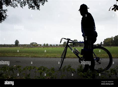 Das Abbildungsbild Zeigt Einen Mann Auf Seinem Fahrrad Der Am Freitag Den 26 Oktober 2018 In