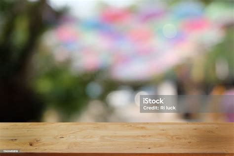 레스토랑의 추상 흐린 Bokeh 배경 앞에 빈 어두운 나무 테이블 제품을 표시 하거나 몽타주에 사용할 수 있습니다 공간에 대 한 모의 0명에 대한 스톡 사진 및 기타 이미지