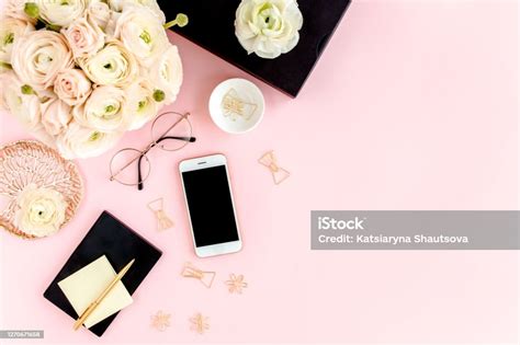 양식에 일치 핑크 여성의 홈 오피스 데스크 컴퓨터 꽃다발 Ranunculus 와 장미 분홍색 배경에 전화와 작업 공간 플랫 레이 위쪽 보기 0명에 대한 스톡 사진 및 기타