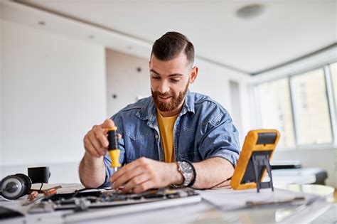 작업장에서 일하는 남자 전기 회로 수리에 필요한 다양한 도구와 품목으로 가득찬 작업 테이블 Stem 주제에 대한 스톡 사진 및 기타 이미지 Istock