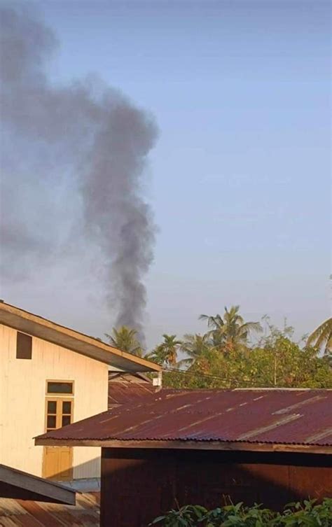 မိုးမိတ်မြို့နယ်တွင် တိုက်ပွဲဖြစ်ပွားနေပြီး မိုးမိတ်မြို့မရဲစခန်း အလံဖြူထောင် Ayeyarwaddy Times