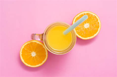 메이슨 항아리 유리 가득 신선한 오렌지 주스의 빨 대 과일 분홍색 배경에 고립 된 화려한 구성 클로즈업 공간 최고 보기를 복사 합니다 0명에 대한 스톡 사진 및 기타 이미지