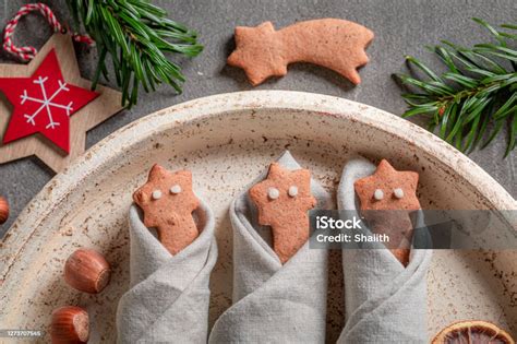 냅킨과 진저브레드 쿠키를 곁들인 전통적으로 크리스마스 테이블 설정 0명에 대한 스톡 사진 및 기타 이미지 0명 2020년 가문비나무 Istock